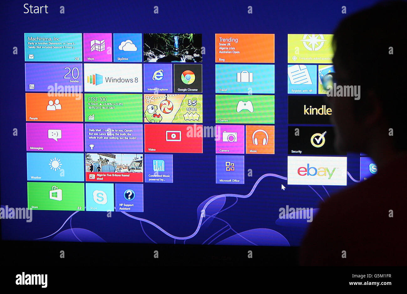 Windows 8 operating system hi-res stock photography and images - Alamy