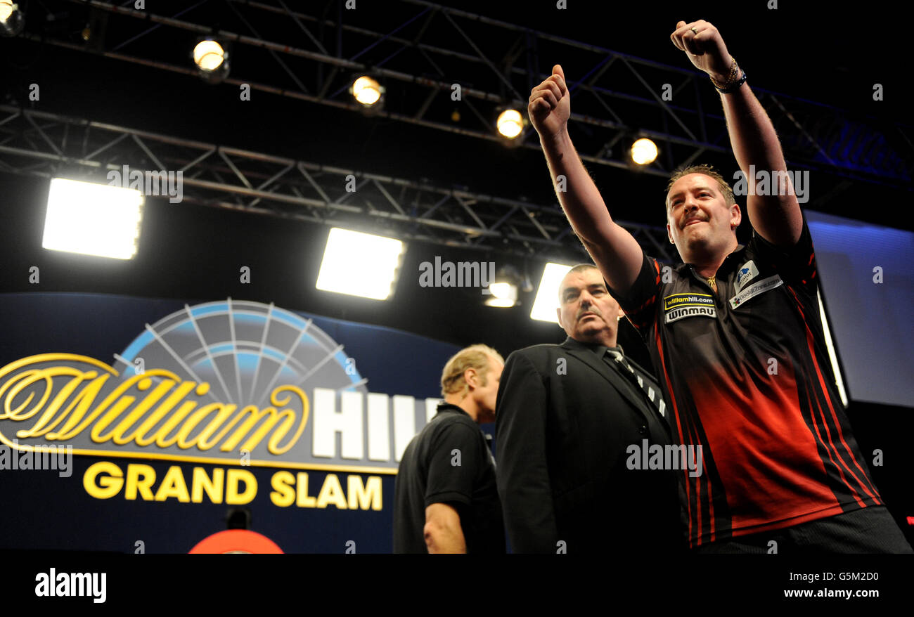 Darts - Grand Slam of Darts - Wolverhampton Civic Hall Stock Photo - Alamy