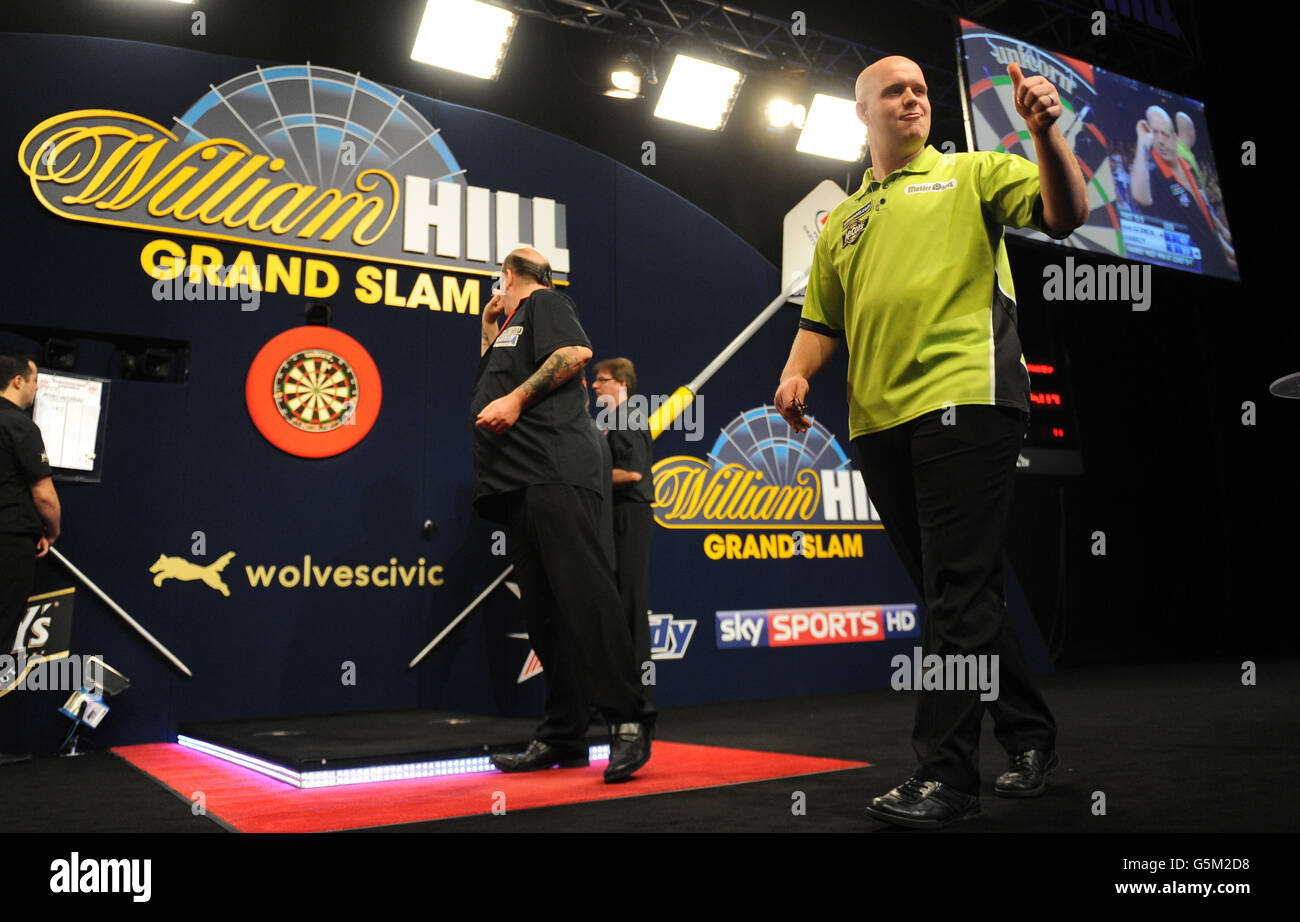 Darts - Grand Slam of Darts - Wolverhampton Civic Hall Stock Photo - Alamy