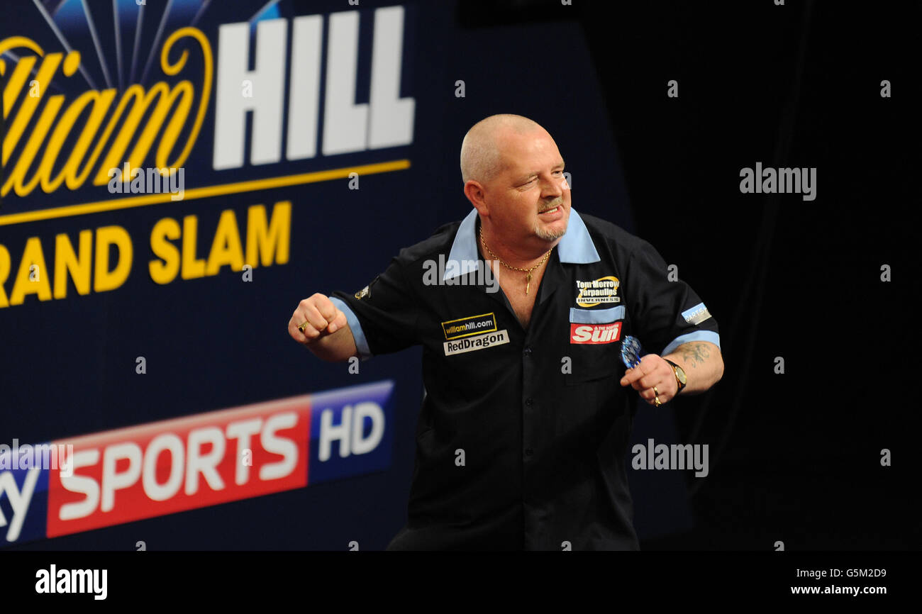 Darts - Grand Slam of Darts - Wolverhampton Civic Hall Stock Photo - Alamy