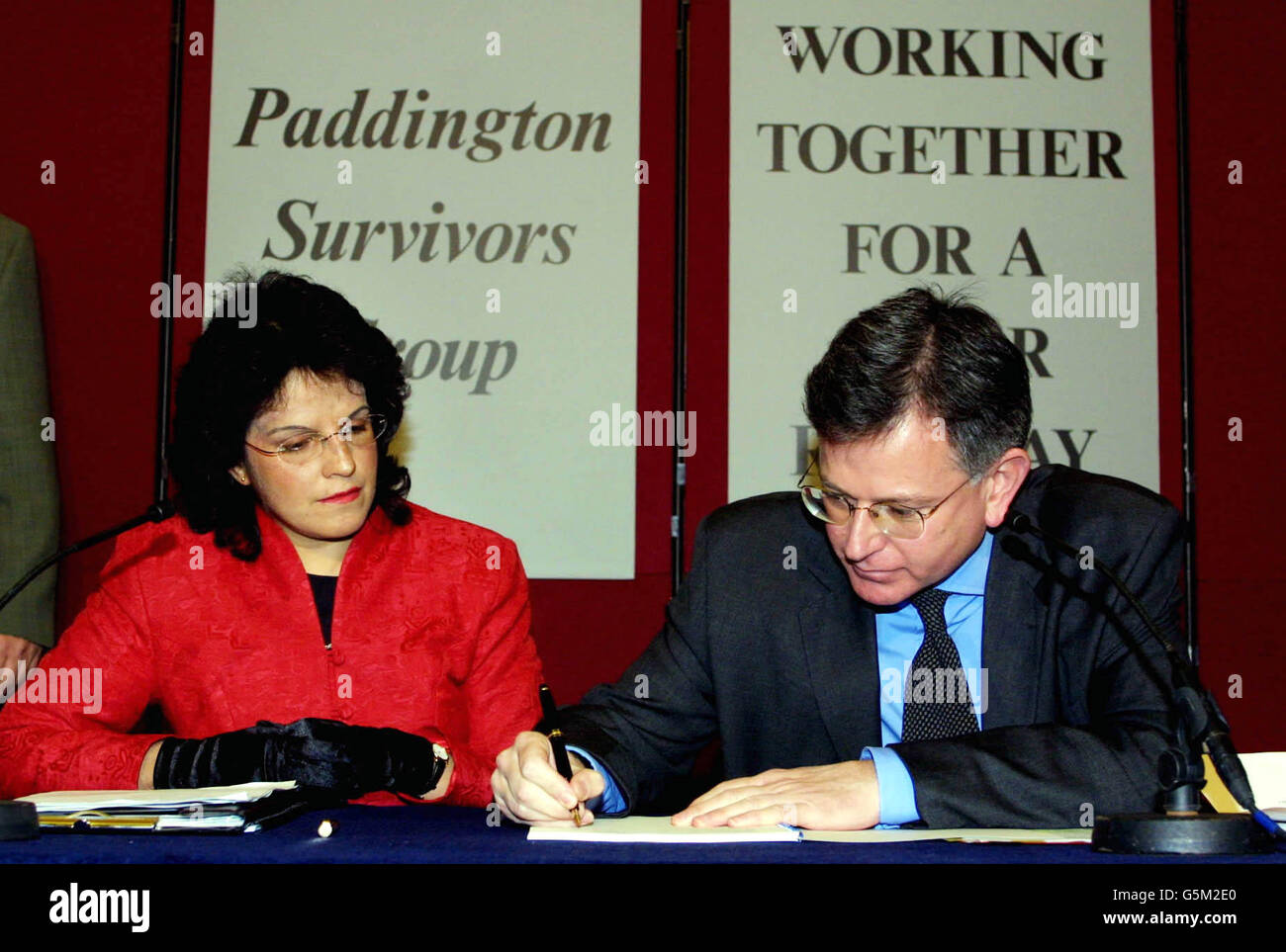 He pam warren sign declaration on rail safety hi-res stock photography ...