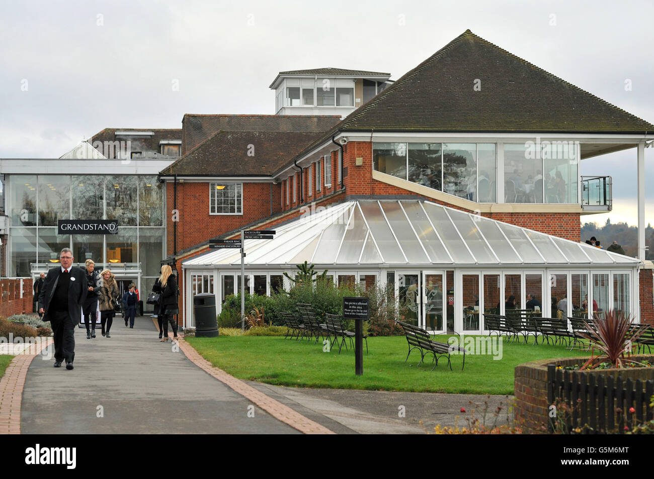 Horse Racing - Lingfield Racecourse Stock Photo - Alamy