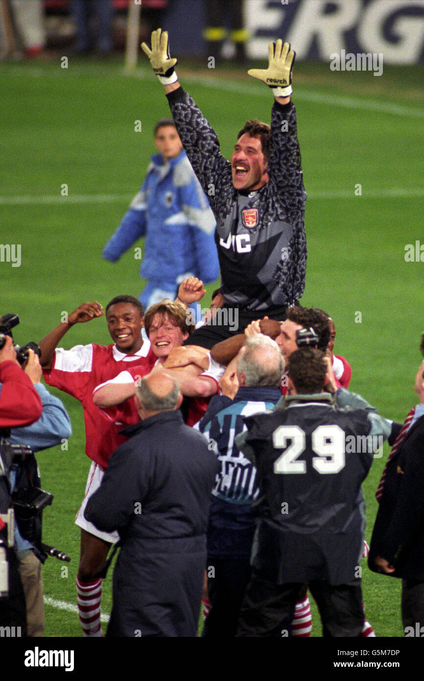 David seaman celebrates hi-res stock photography and images - Alamy