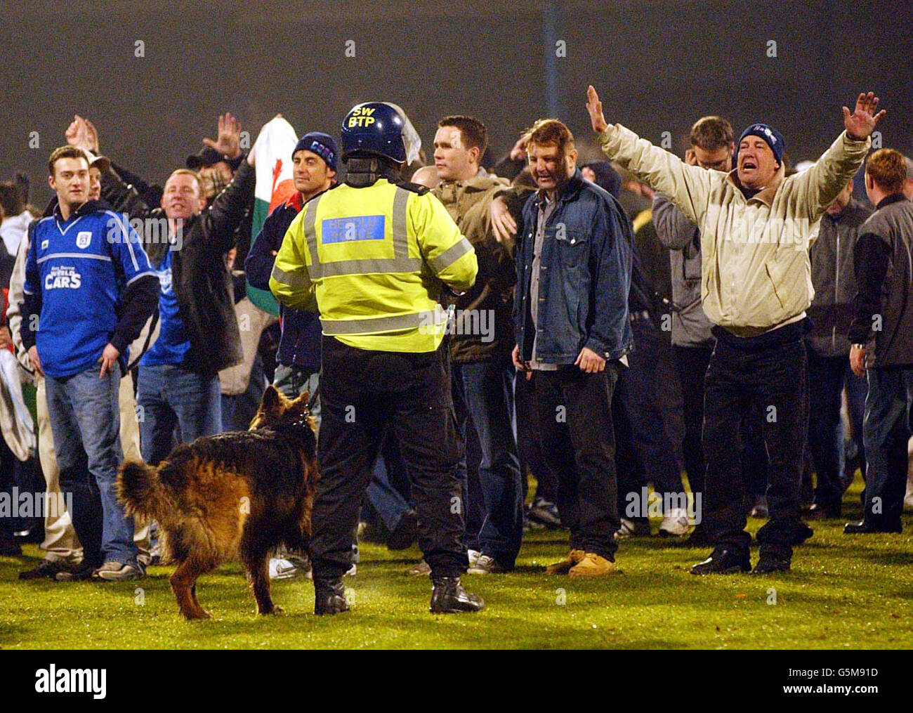 Cardiff city fans make hi-res stock photography and images - Alamy