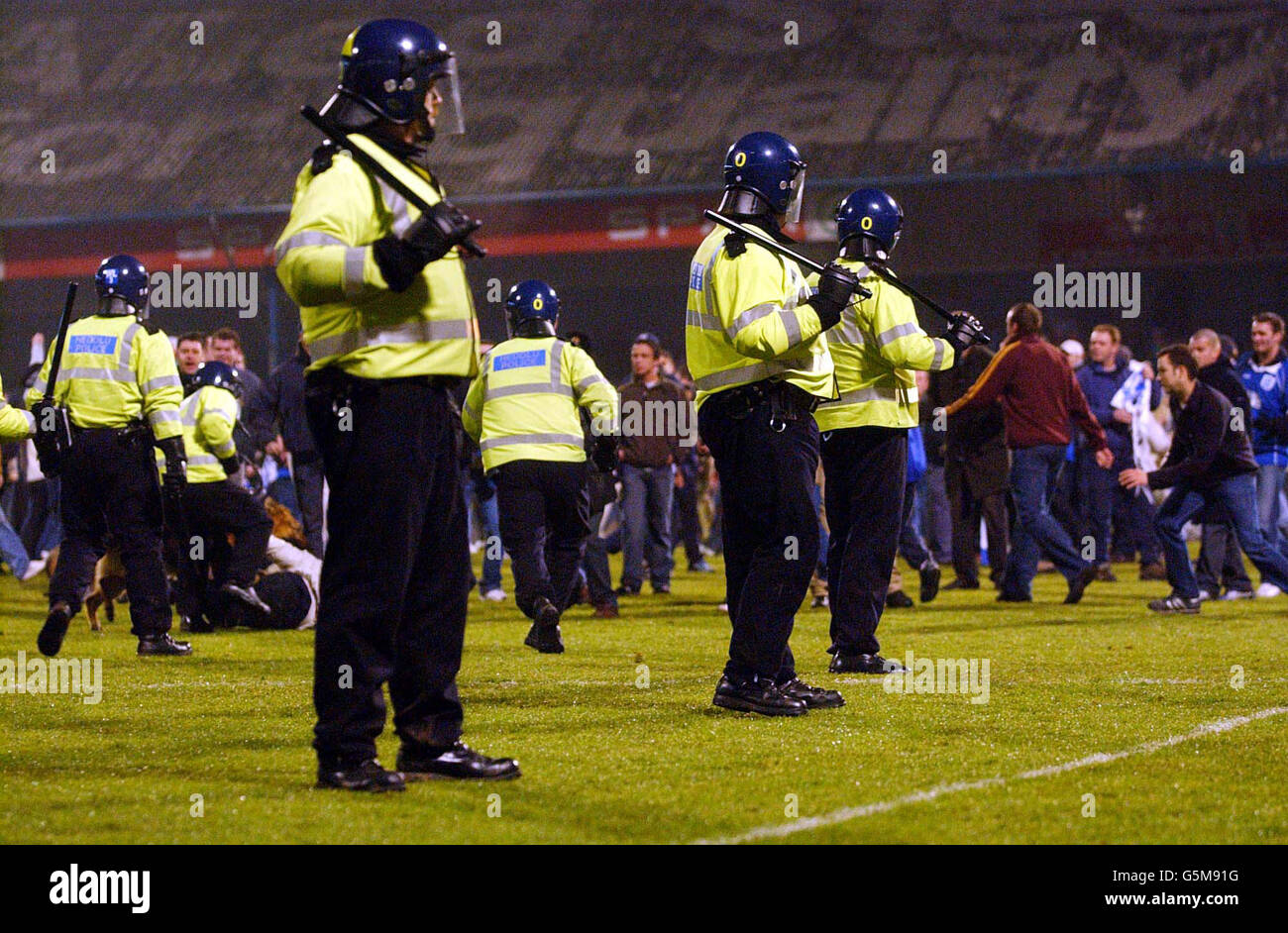 Cardiff city football premier cup hi-res stock photography and images ...