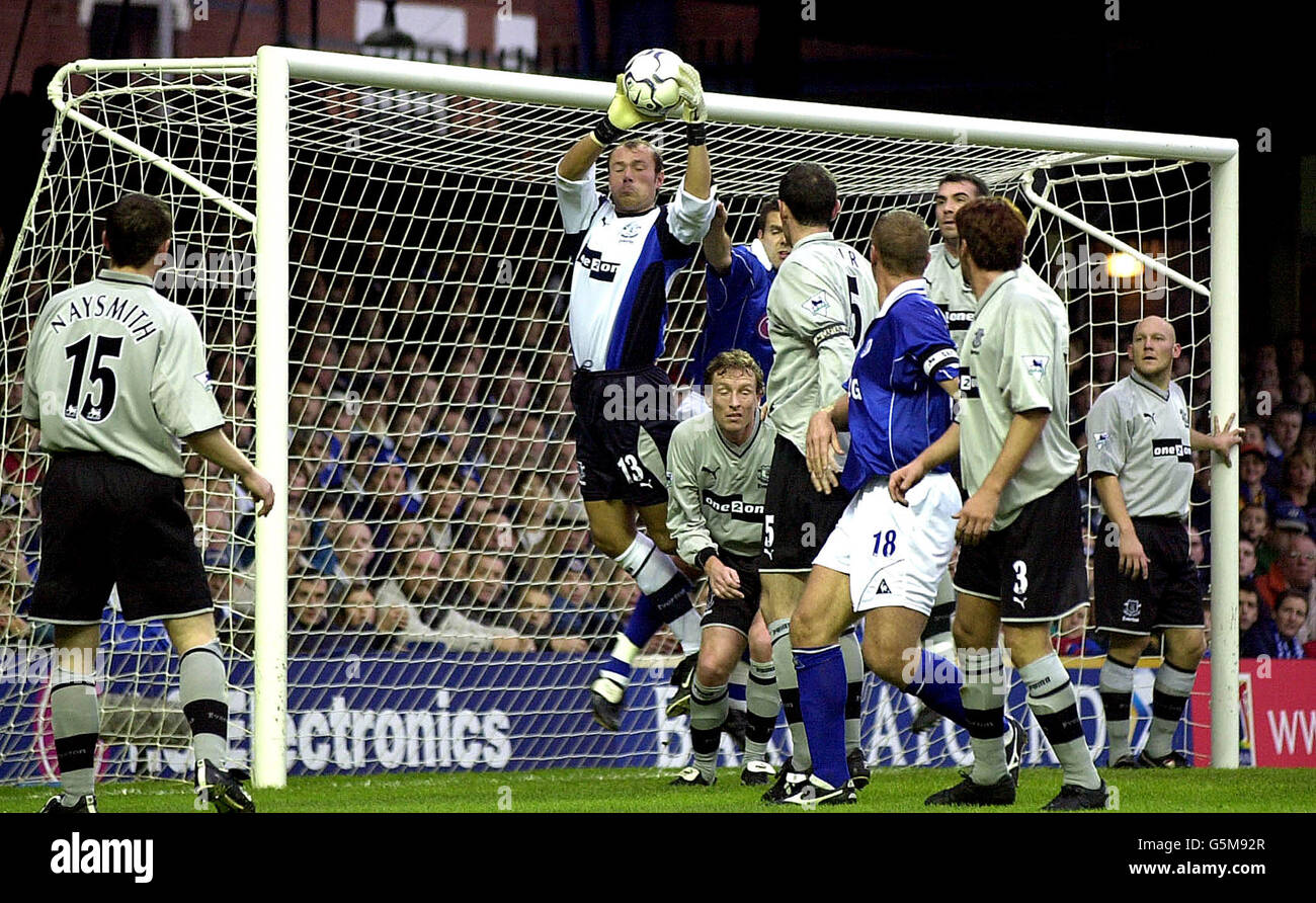 Everton's Steve Simonsen (13) in action during the F.A. Barclaycard ...