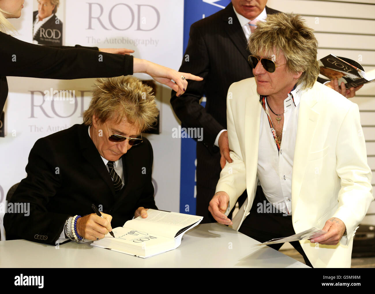 Rod stewart autobiography signing hi-res stock photography and images ...