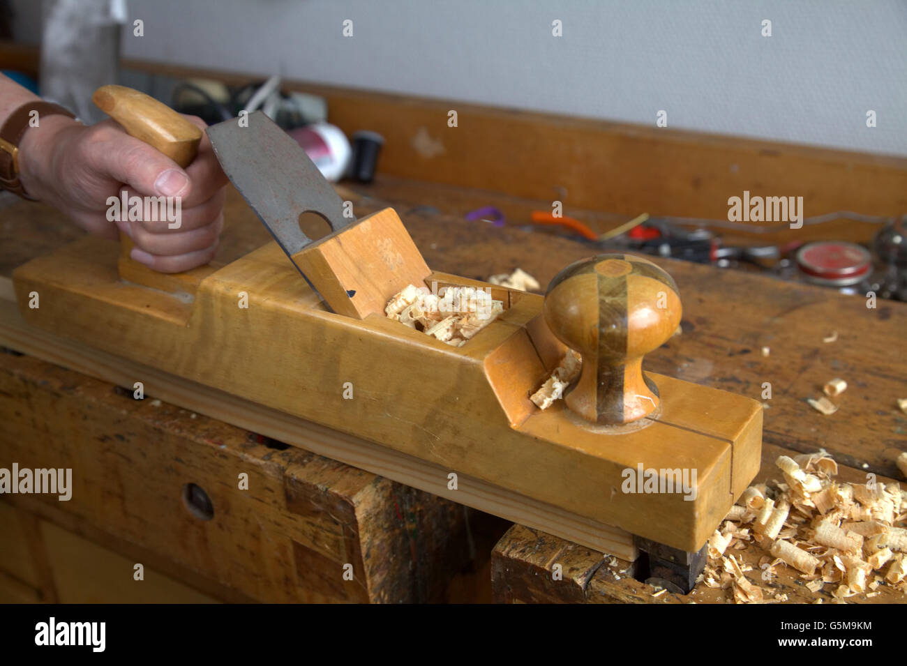 Carpenter hand holding wooden hand planer Stock Photo - Alamy