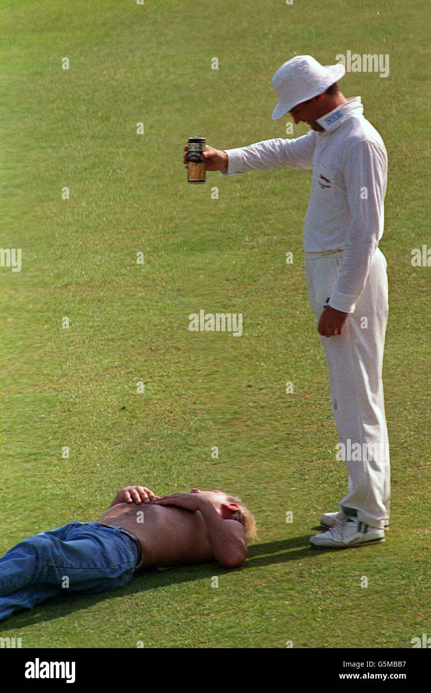 4th May 1995. Leicestersshire v Yorkshire. Tim Boon trys to revive with ...