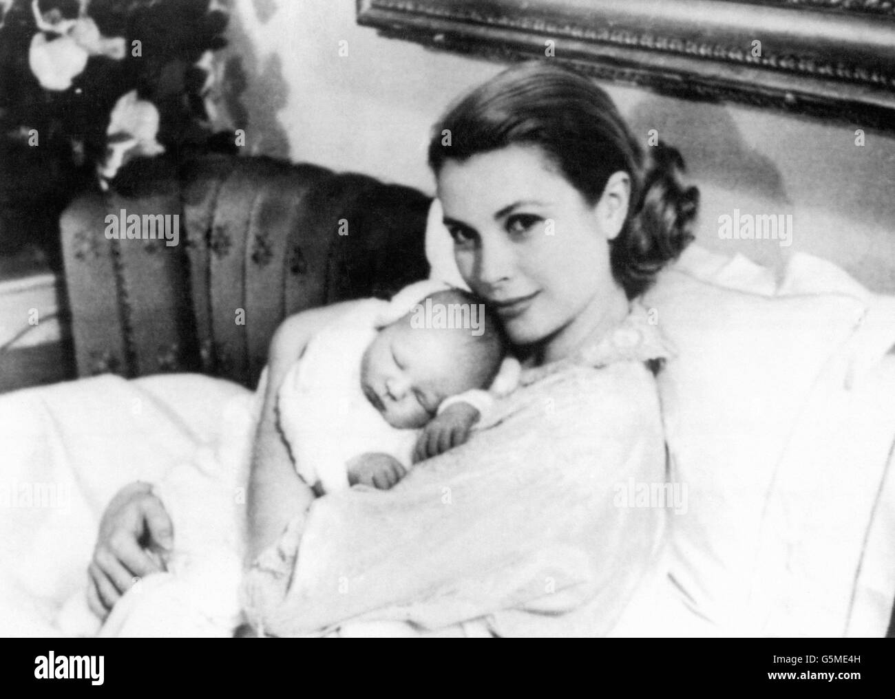 Royalty - Grace Kelly - Prince Albert in the arms of Princess Grace ...