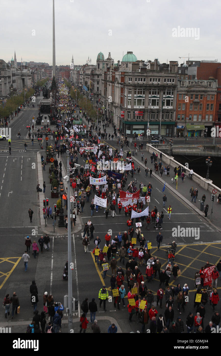 Trade union members march through Dublin City Centre in opposition to ...