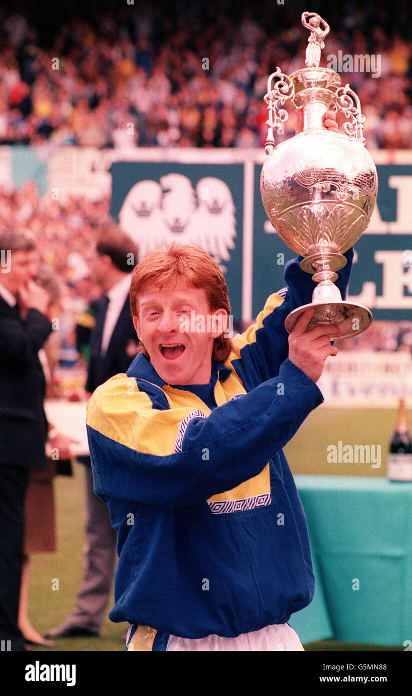 Leeds united captain gordon strachan hi-res stock photography and ...