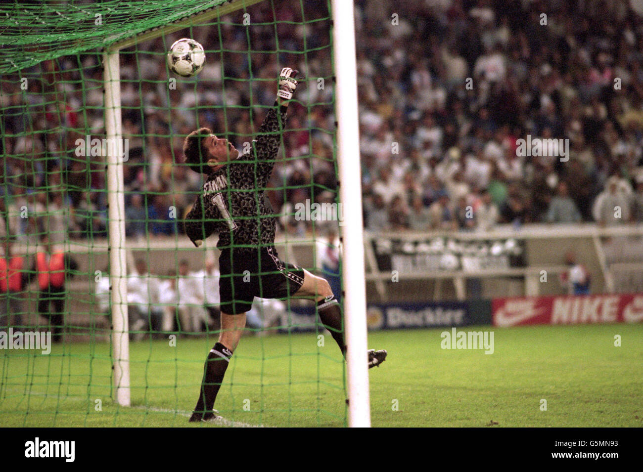 Nayim zaragoza arsenal hi-res stock photography and images - Alamy