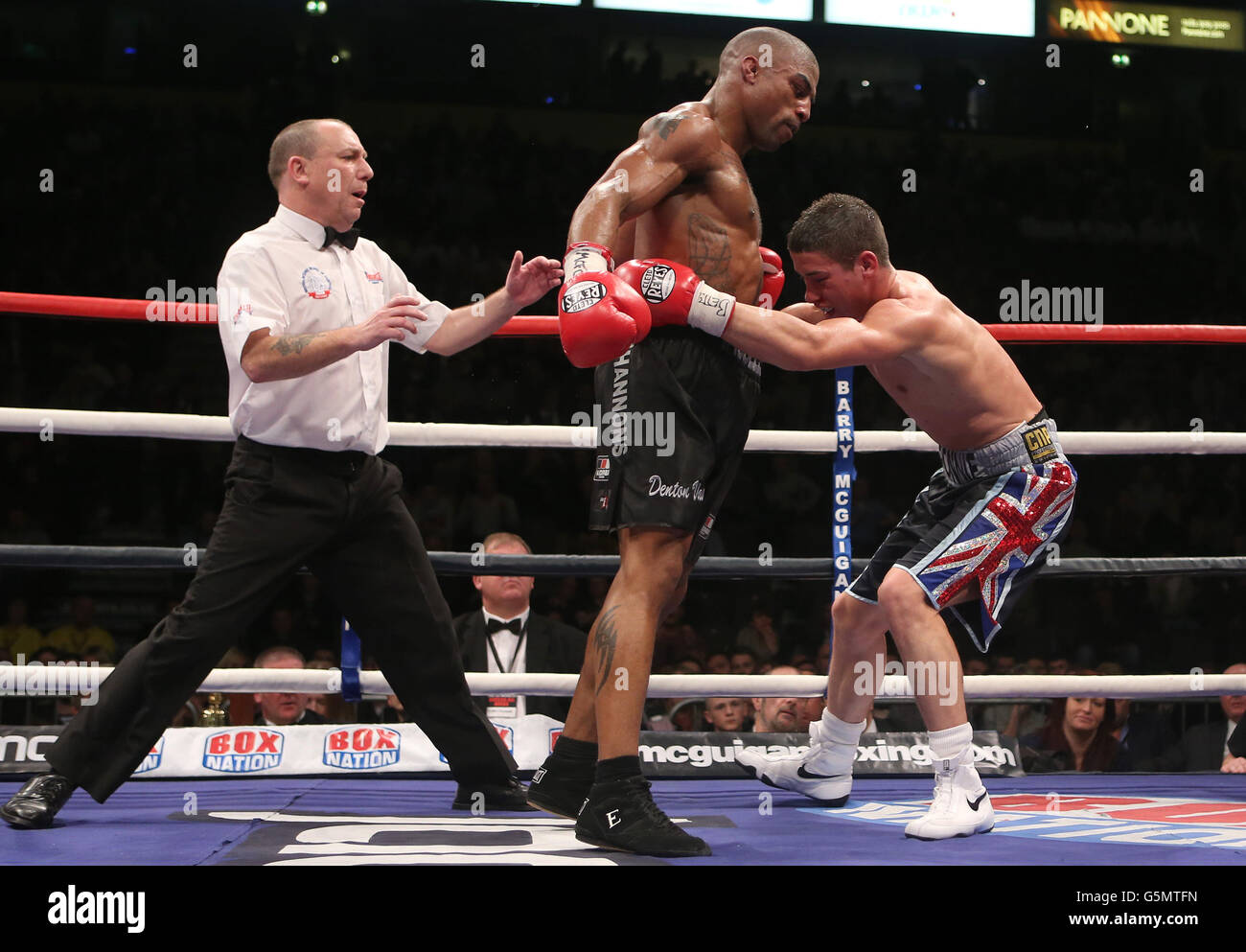 The referee steps in to stop the fight hi-res stock photography and ...