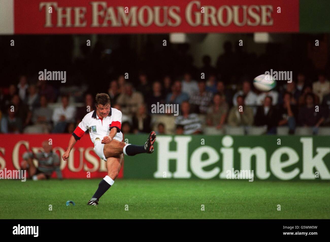 27-May 95. England v Argentina. Rob Andrew England kicks 3 more points ...