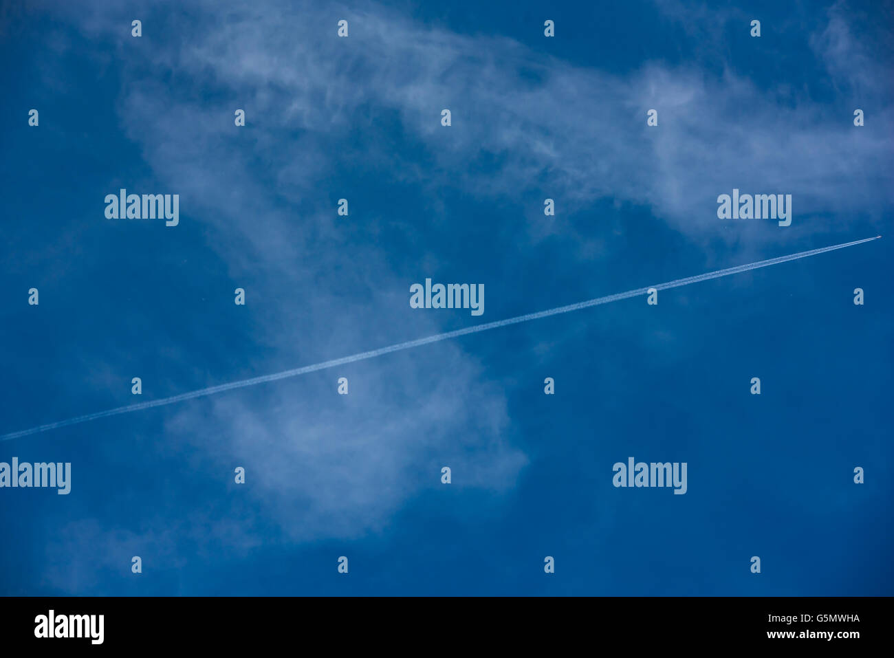 White plane trace hi-res stock photography and images - Alamy