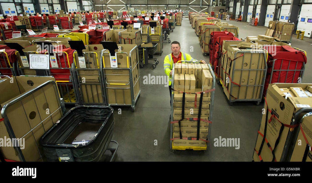 Sorting centre hi-res stock photography and images - Alamy