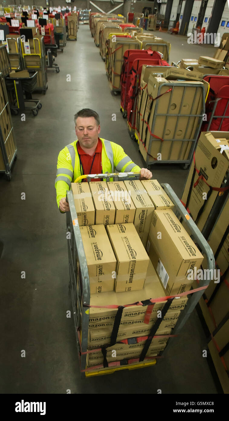 Parcel sorting hi-res stock photography and images - Alamy