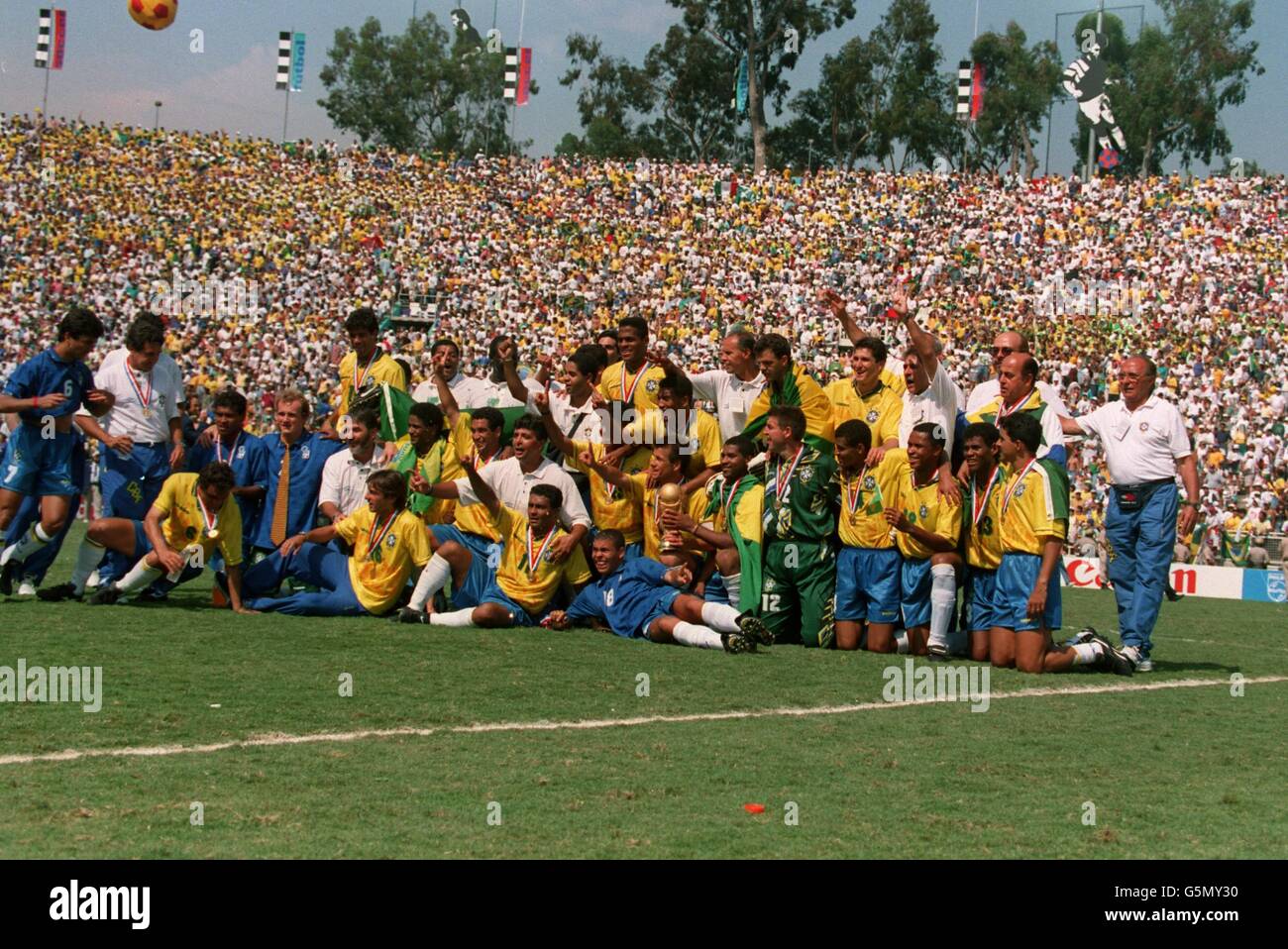 The brazilian team celebrate winning the 1994 world cup final hi-res ...