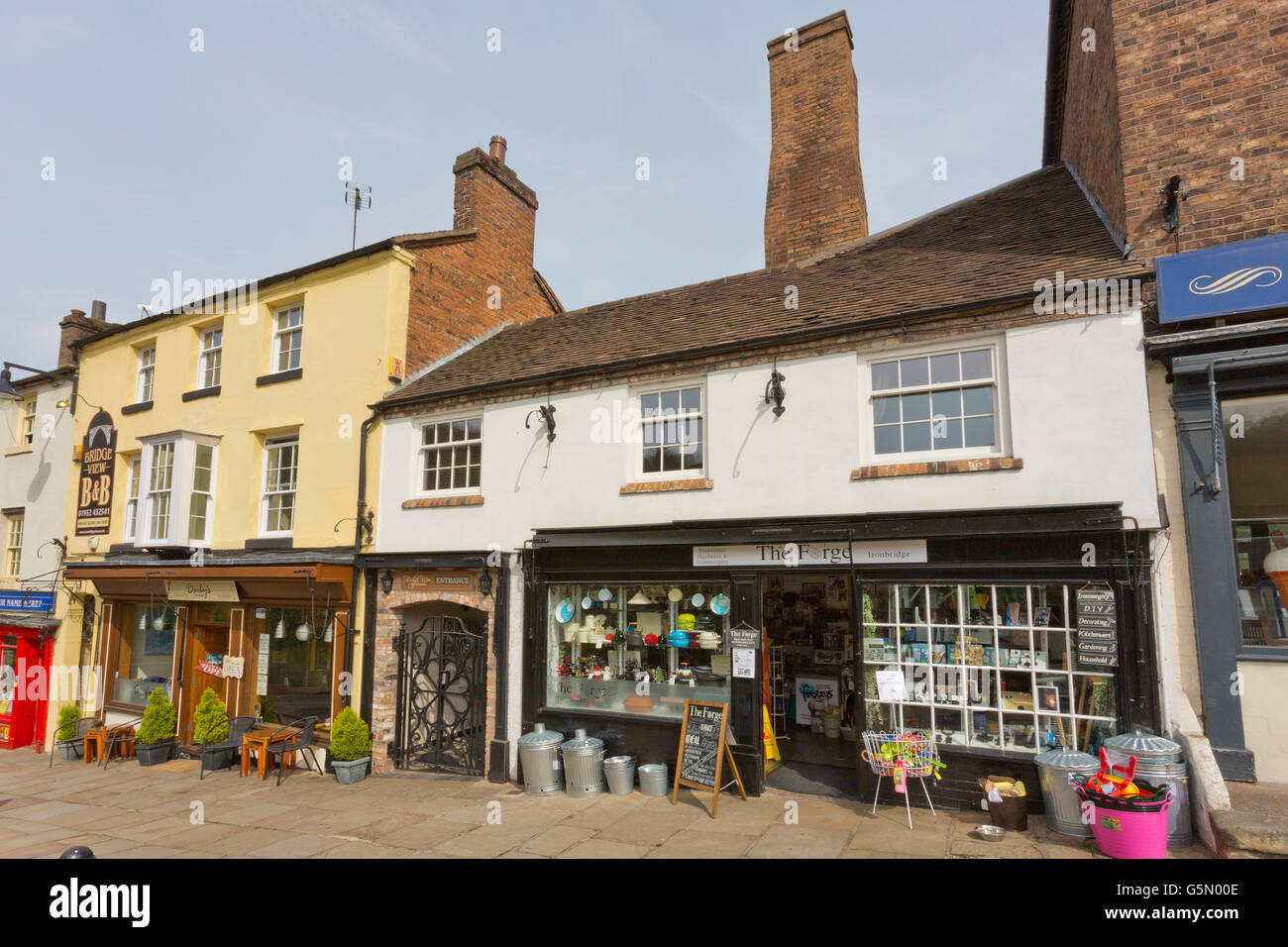 Row of shops shropshire hi-res stock photography and images - Alamy