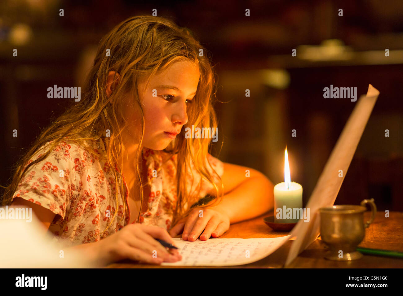 People writing by candlelight hi-res stock photography and images - Alamy