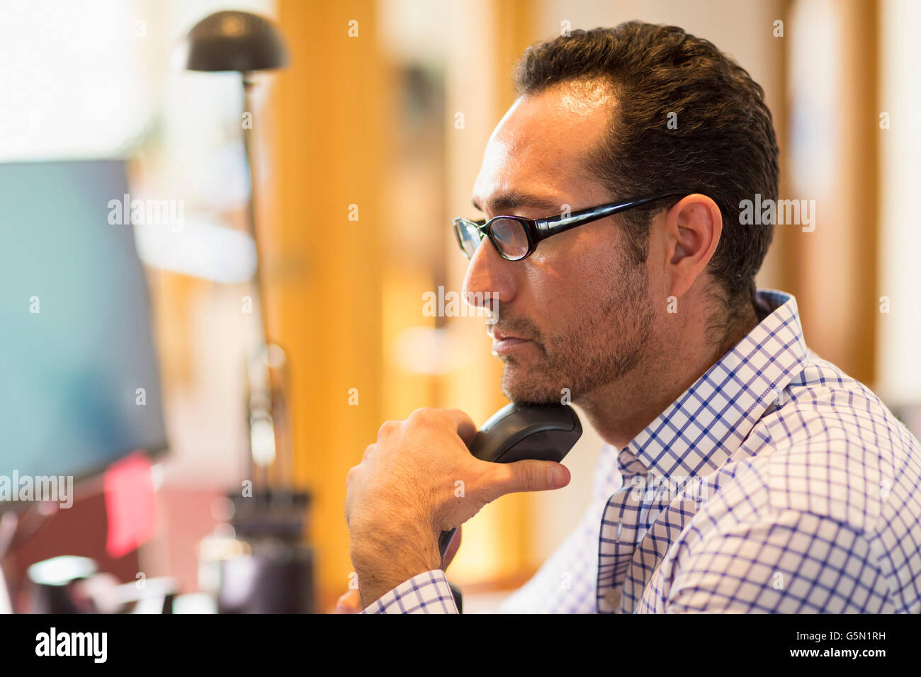 Hispanic businessman using computer in office Stock Photo - Alamy