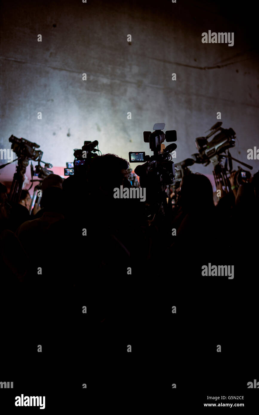 Press conference crowd and anticipation hi-res stock photography and ...