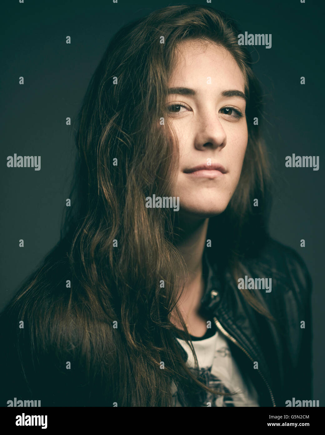 Hispanic woman smiling Stock Photo - Alamy