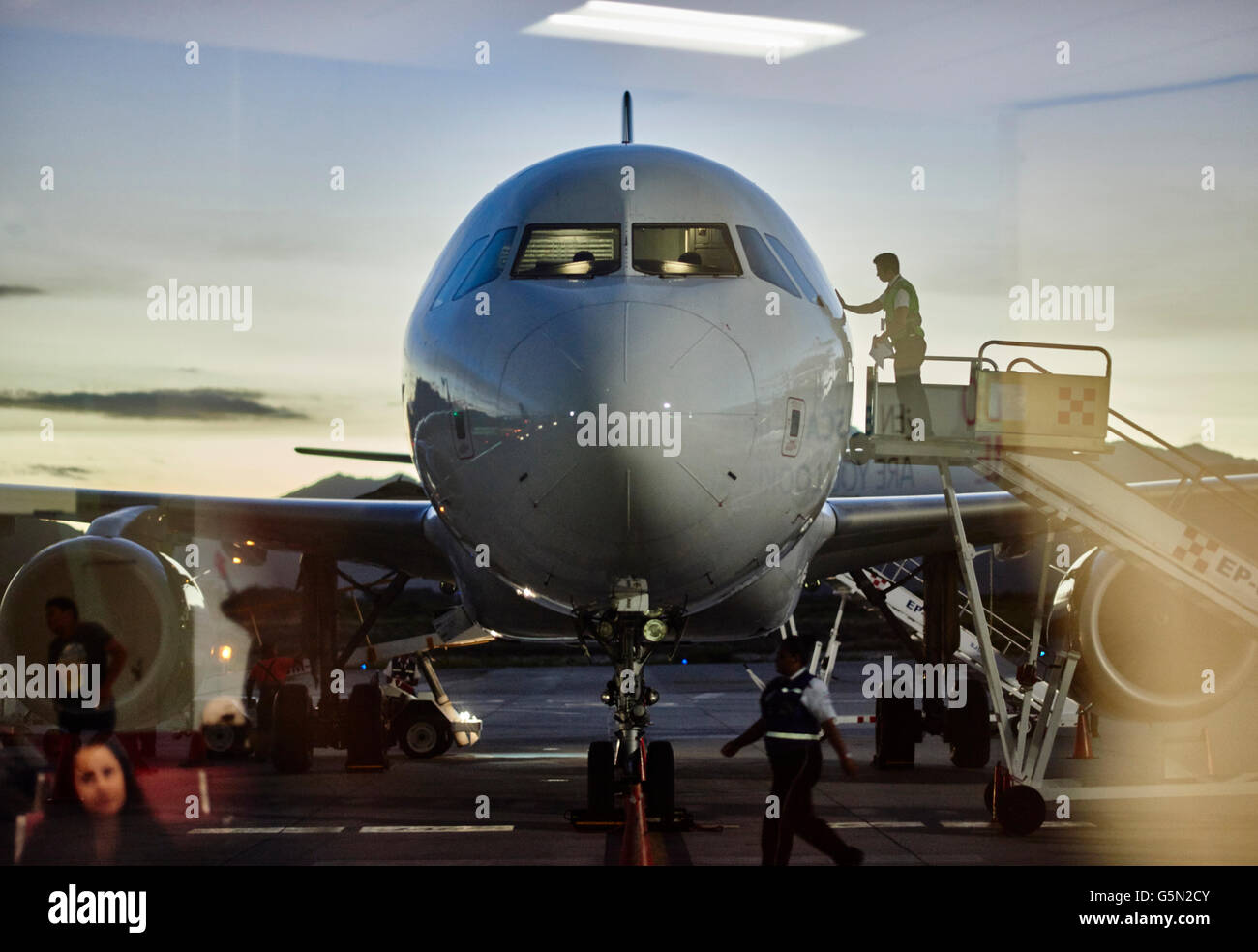 Airplane gateway hi-res stock photography and images - Alamy