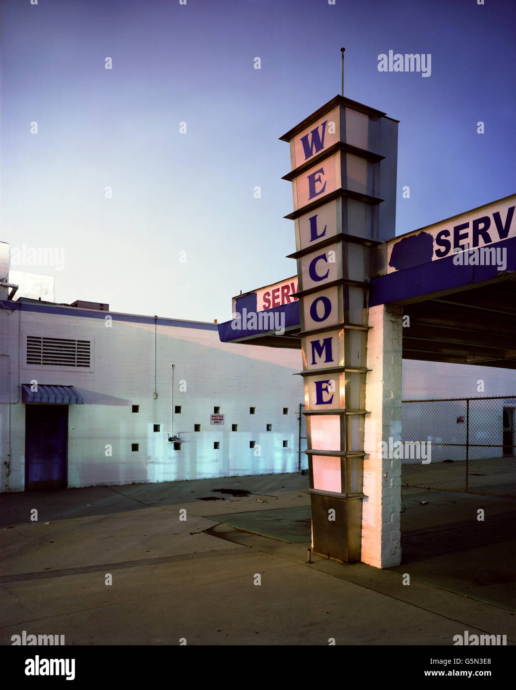 Empty drive-thru building at sunrise Stock Photo - Alamy