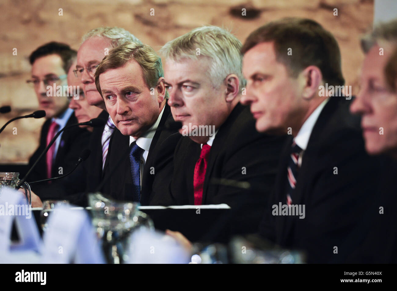 Reporters questions hi-res stock photography and images - Alamy