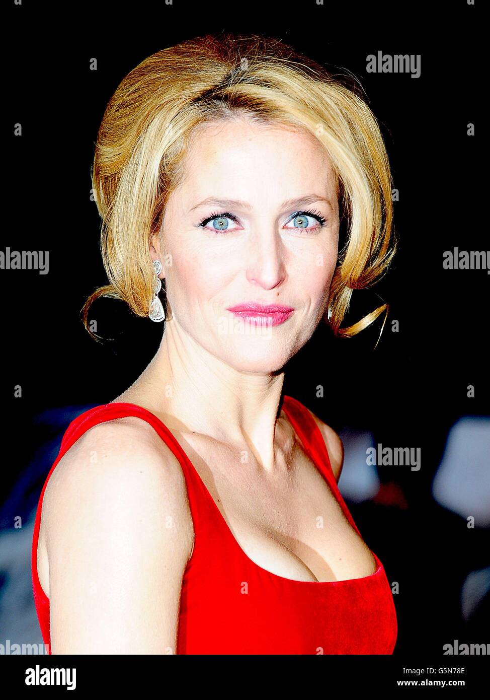 Gillian Anderson arrives at the premiere of Les Miserables at the ...