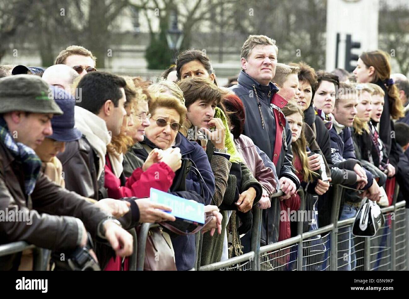Royal crowds solemn hi-res stock photography and images - Alamy