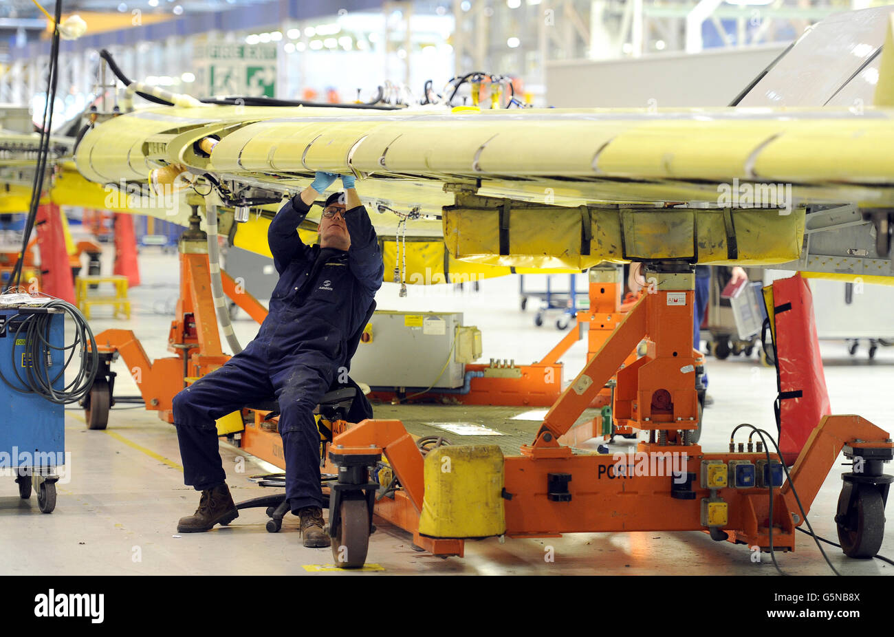 Engineers work on the wings for the airbus a320 hi-res stock ...