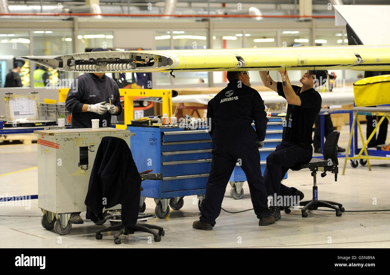 Engineers work on the wings for the airbus a320 hi-res stock ...