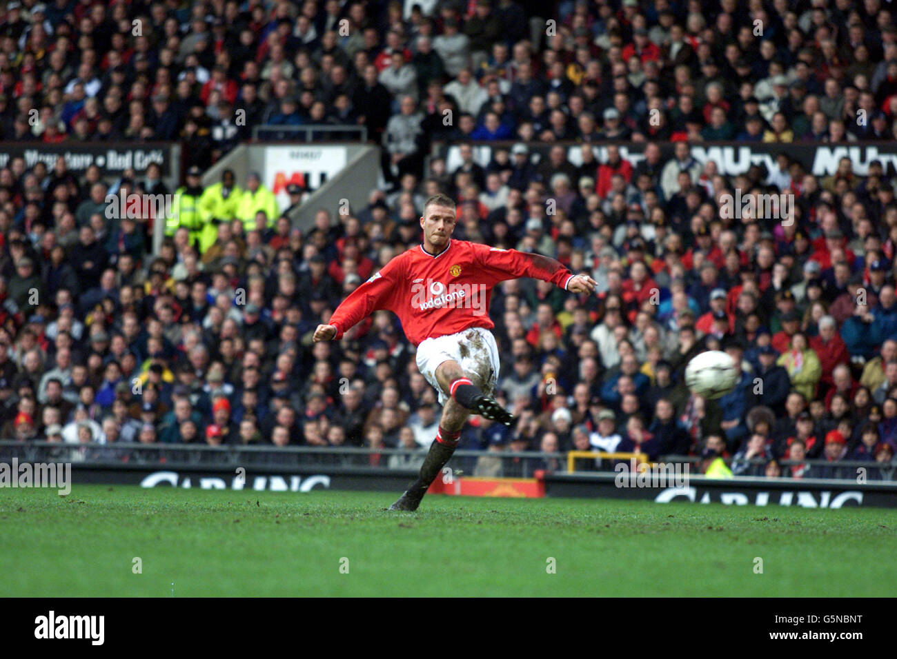 Free kick beckham hi-res stock photography and images - Alamy