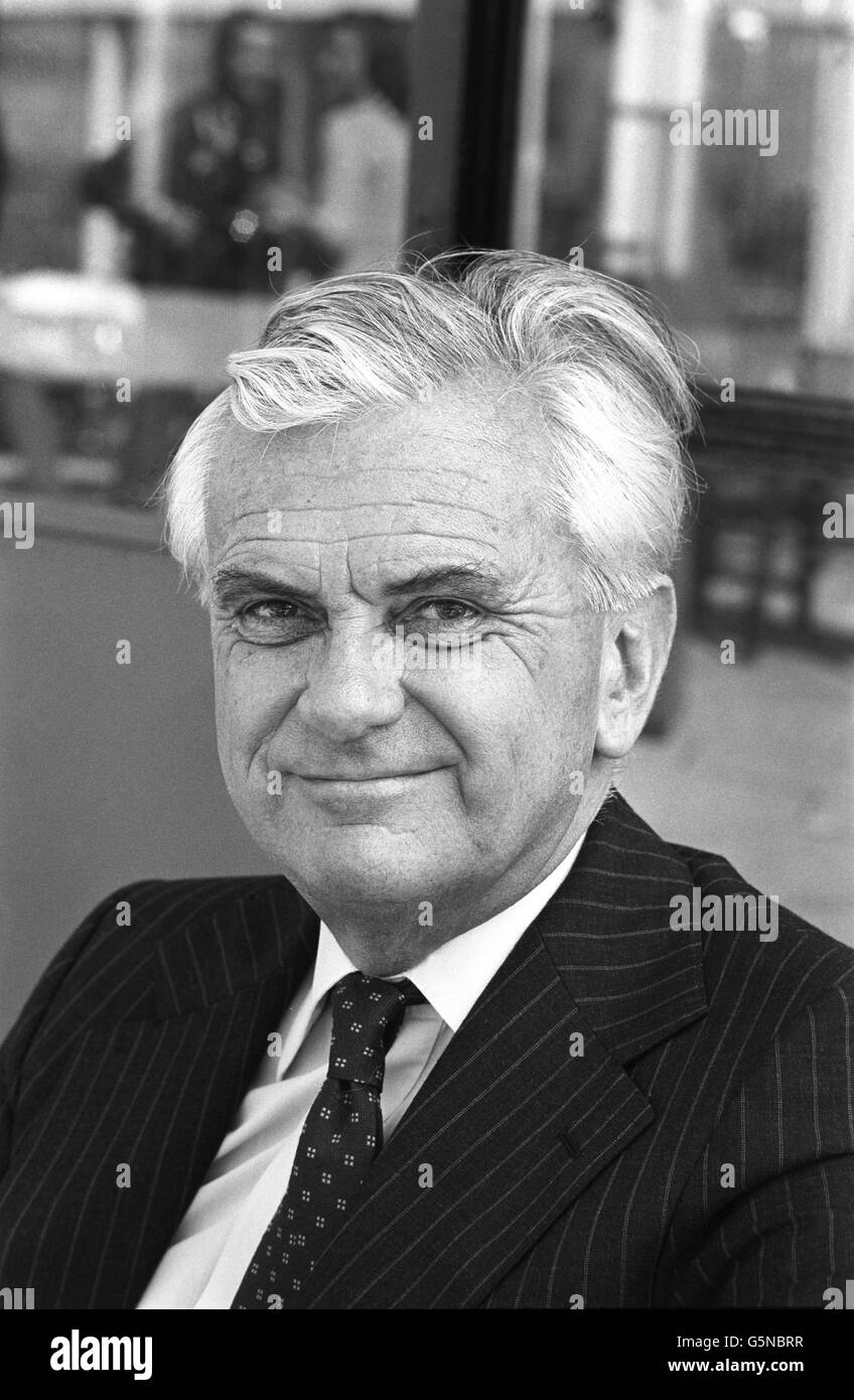 Kenneth kendall news hi-res stock photography and images - Alamy