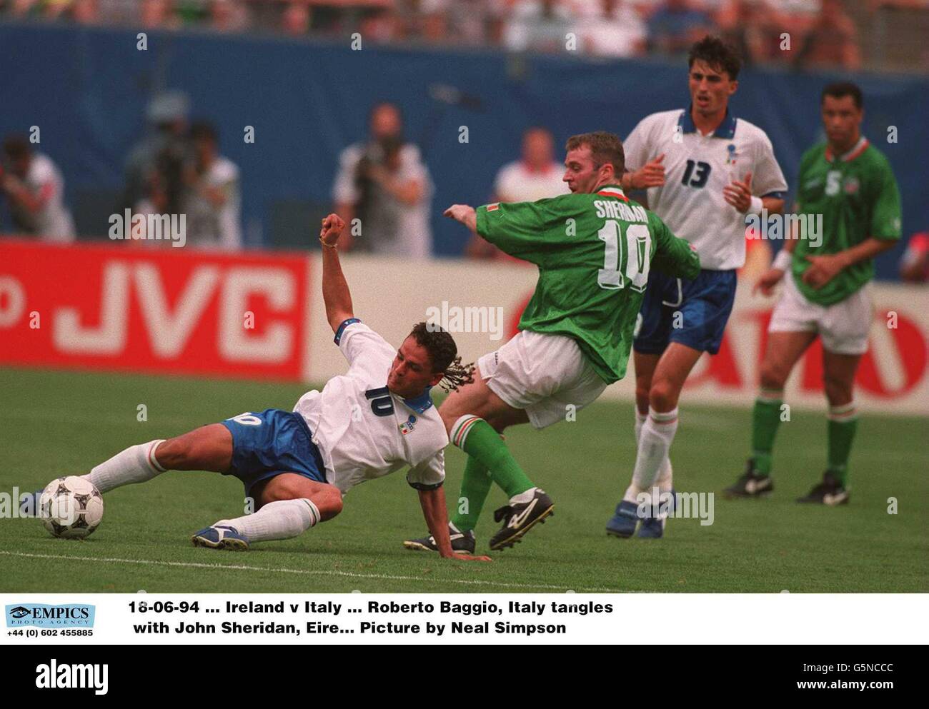 18-06-94 ... Ireland v Italy ... Roberto Baggio, Italy tangles with ...