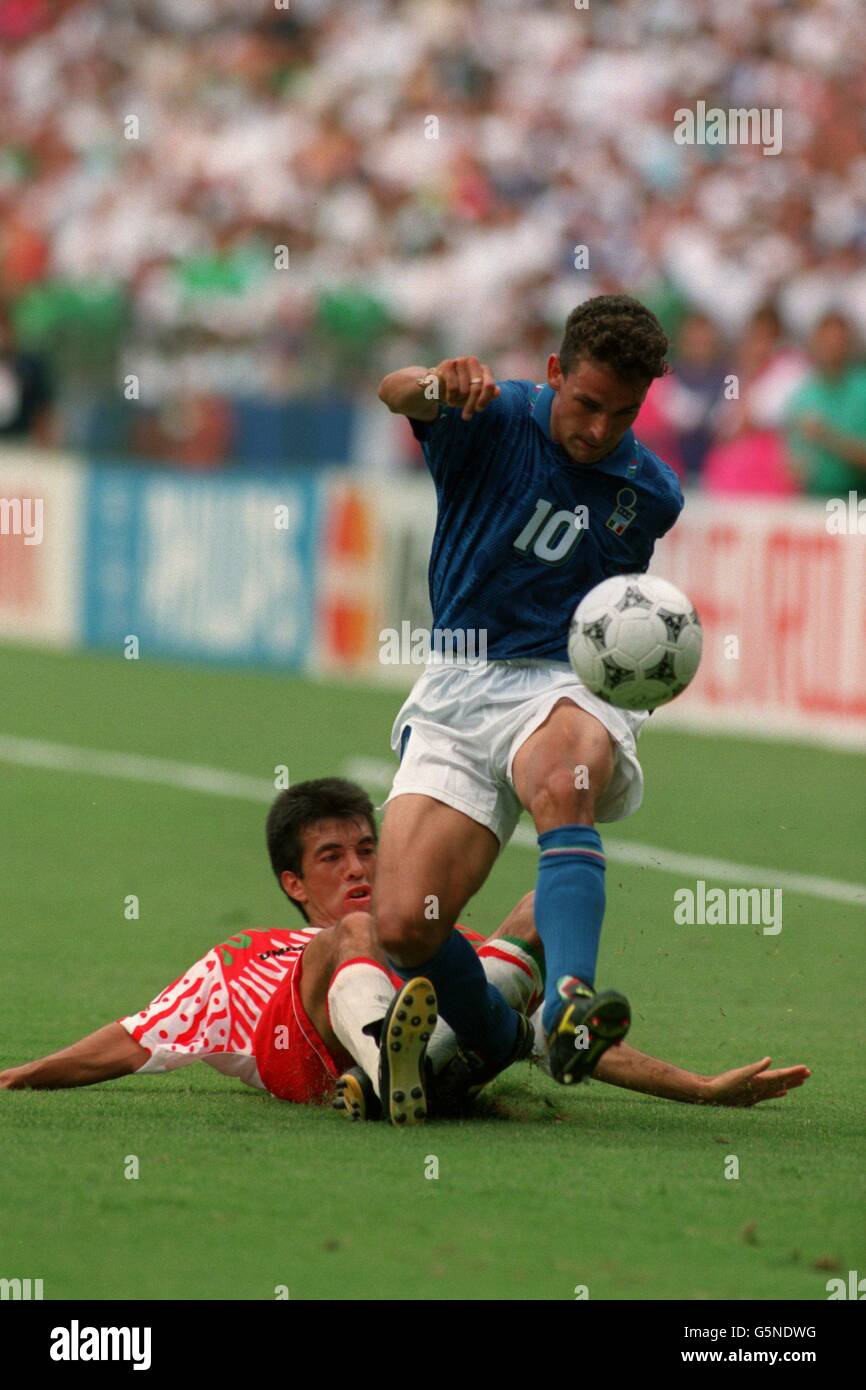 28/6/94. World Cup. Mexico v Italy. Roberto Baggio Italy keeps the ball ...
