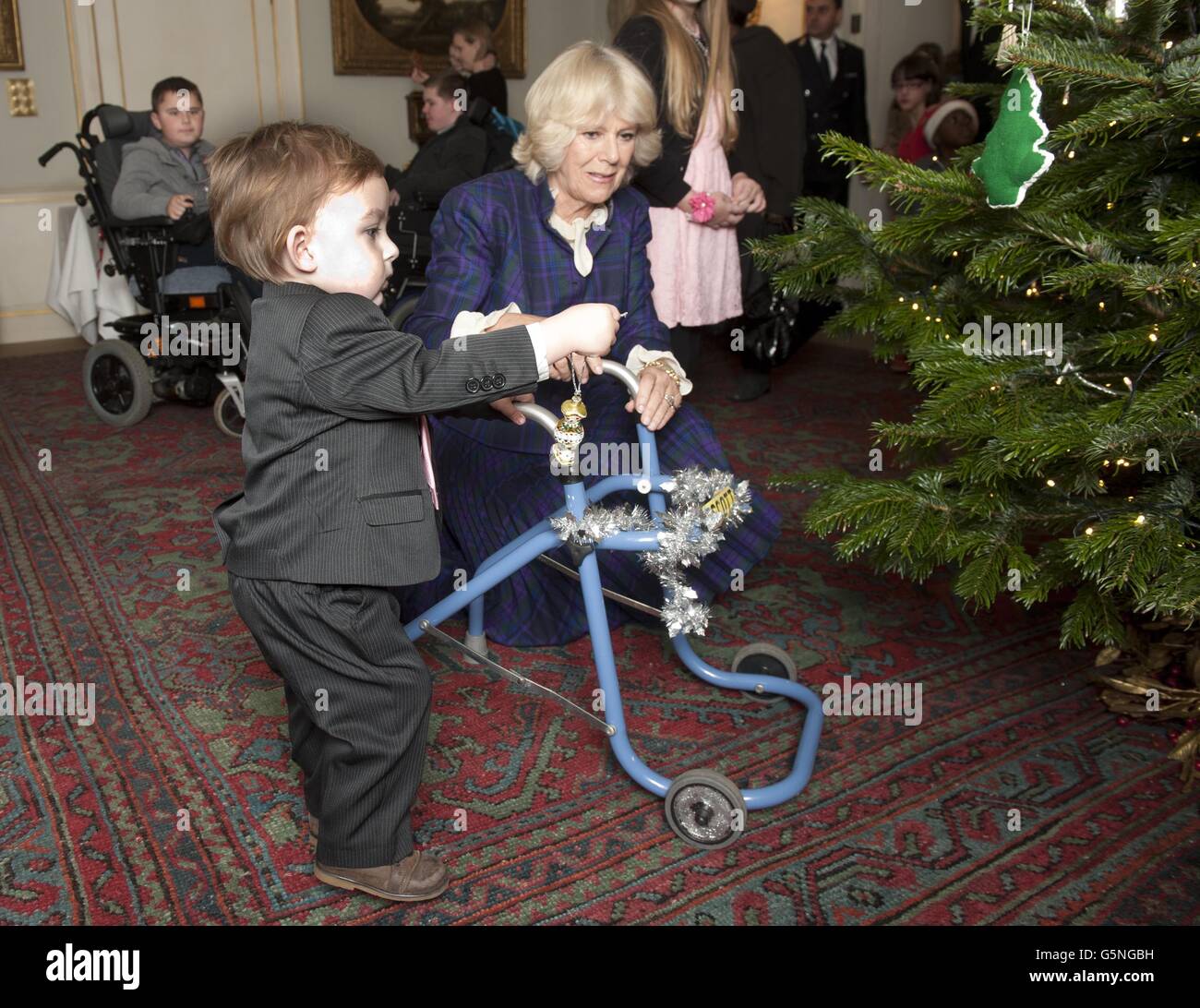 Children help Camilla decorate tree Stock Photo - Alamy