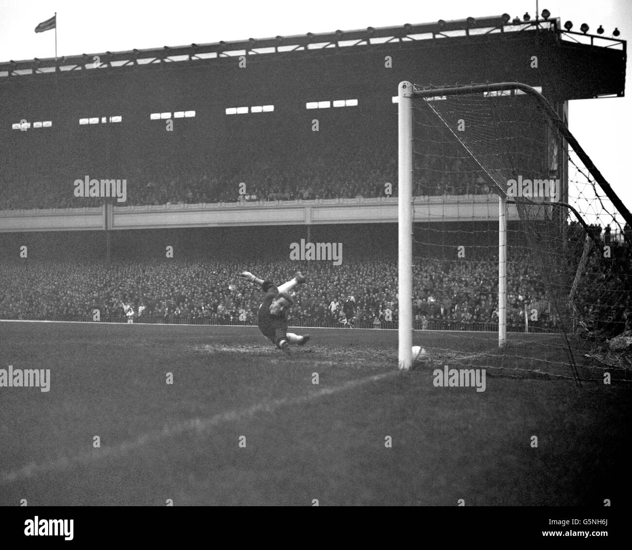 Manchester United goalkeeper Harry Gregg fails to stop Arsenal inside ...