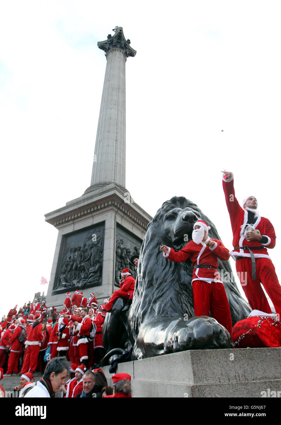 People dressed as santa hi-res stock photography and images - Alamy