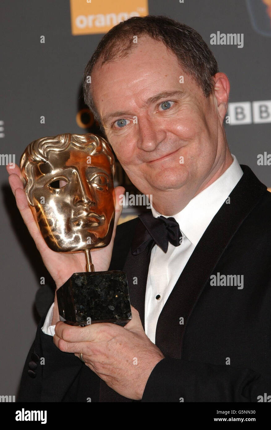 Tuxedo smiling awards baftas hi-res stock photography and images - Alamy