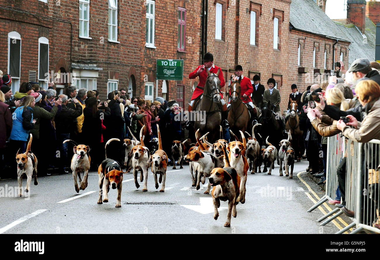 The Atherstone Hunt goes through Main Street, Market Bosworth ...