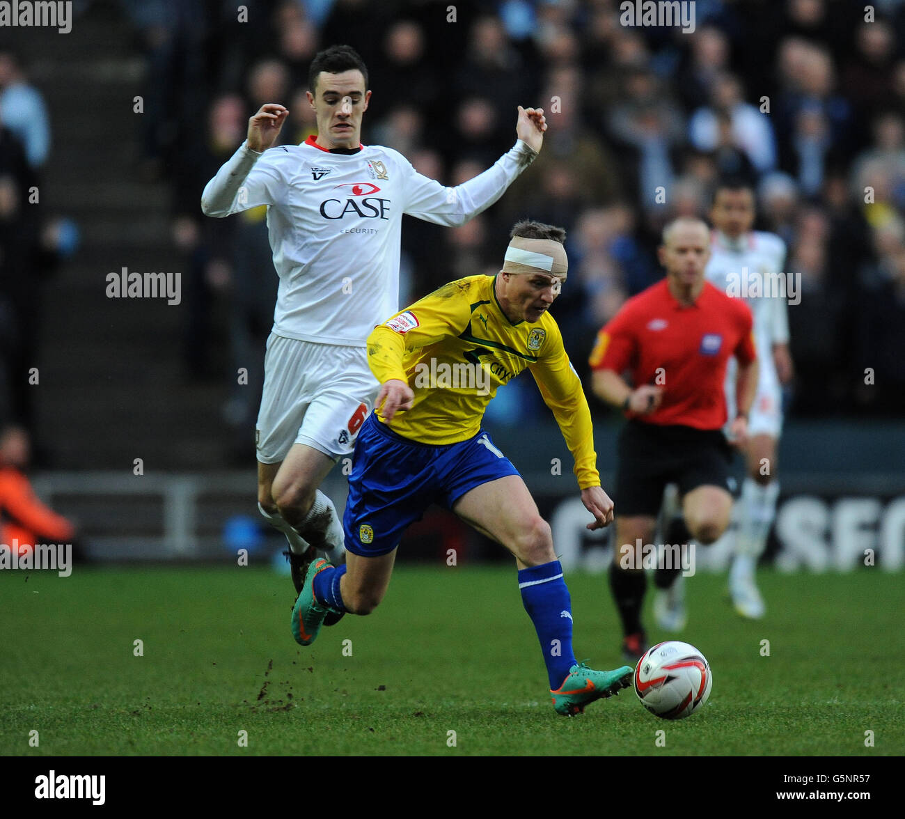 Milton Keynes Dons' Shaun Williams and Coventry City's Gary McSheffrey ...