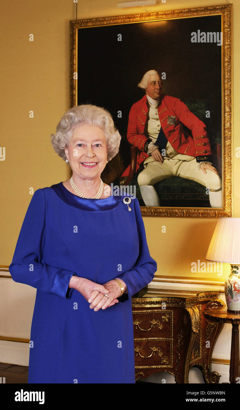 Official portrait queen elizabeth ii hi-res stock photography and ...