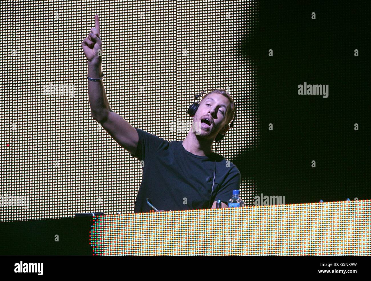 Calvin harris on stage hi-res stock photography and images - Alamy