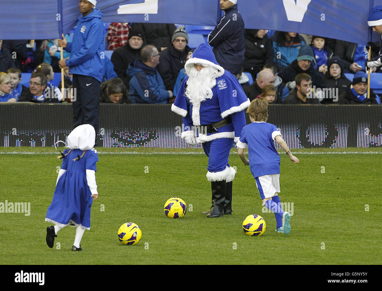 Everton mascots on the pitch hi-res stock photography and images - Alamy