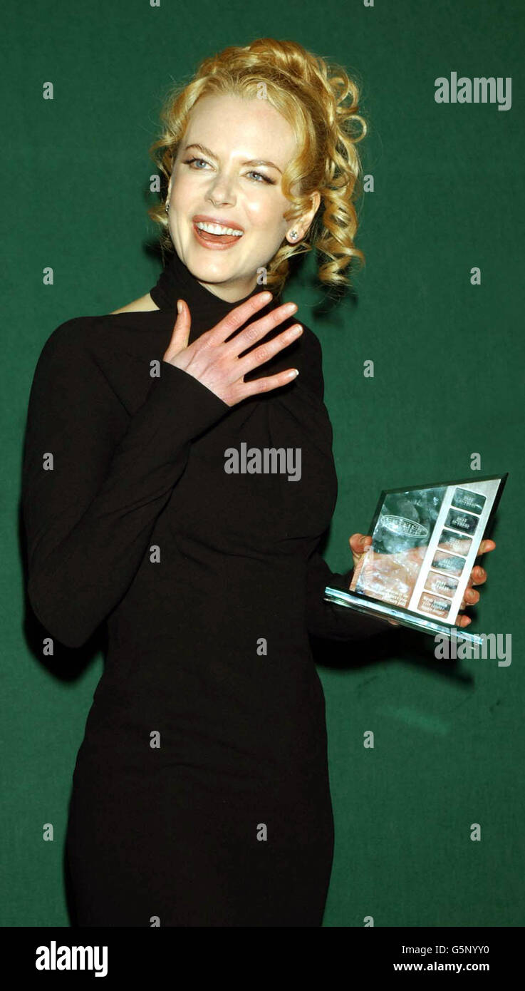 Actress Nicole Kidman with her award for Best Actress in Moulin Rouge ...