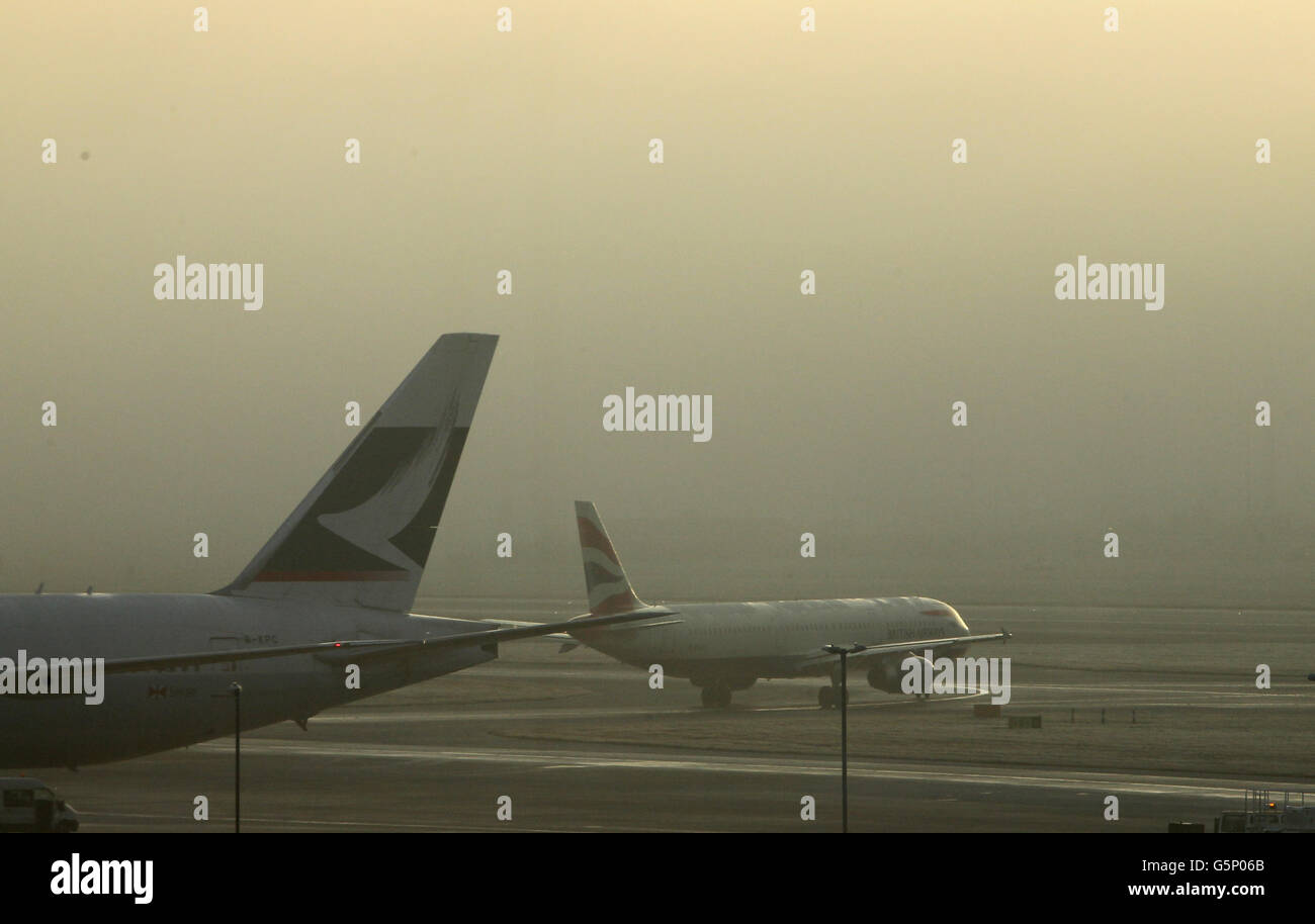 Fog runway hi-res stock photography and images - Alamy
